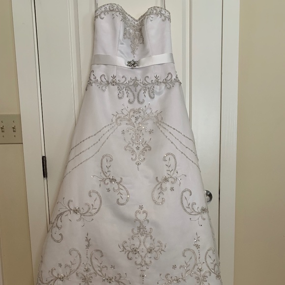 Oleg Cassini Collection | Dresses | Oleg Cassini Wedding Dress Size 4 ...